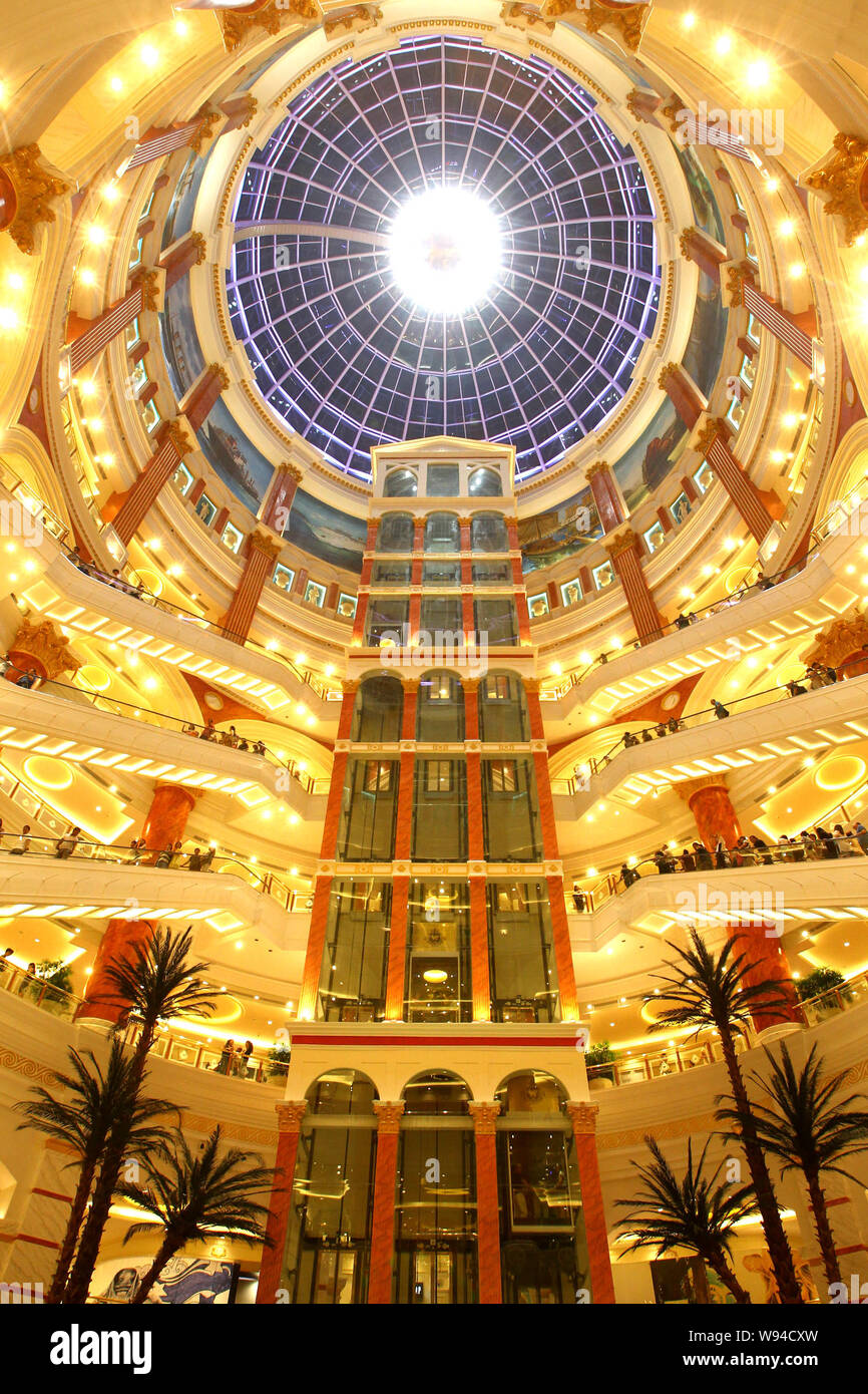 Commercial complex hi-res stock photography and images - Alamy