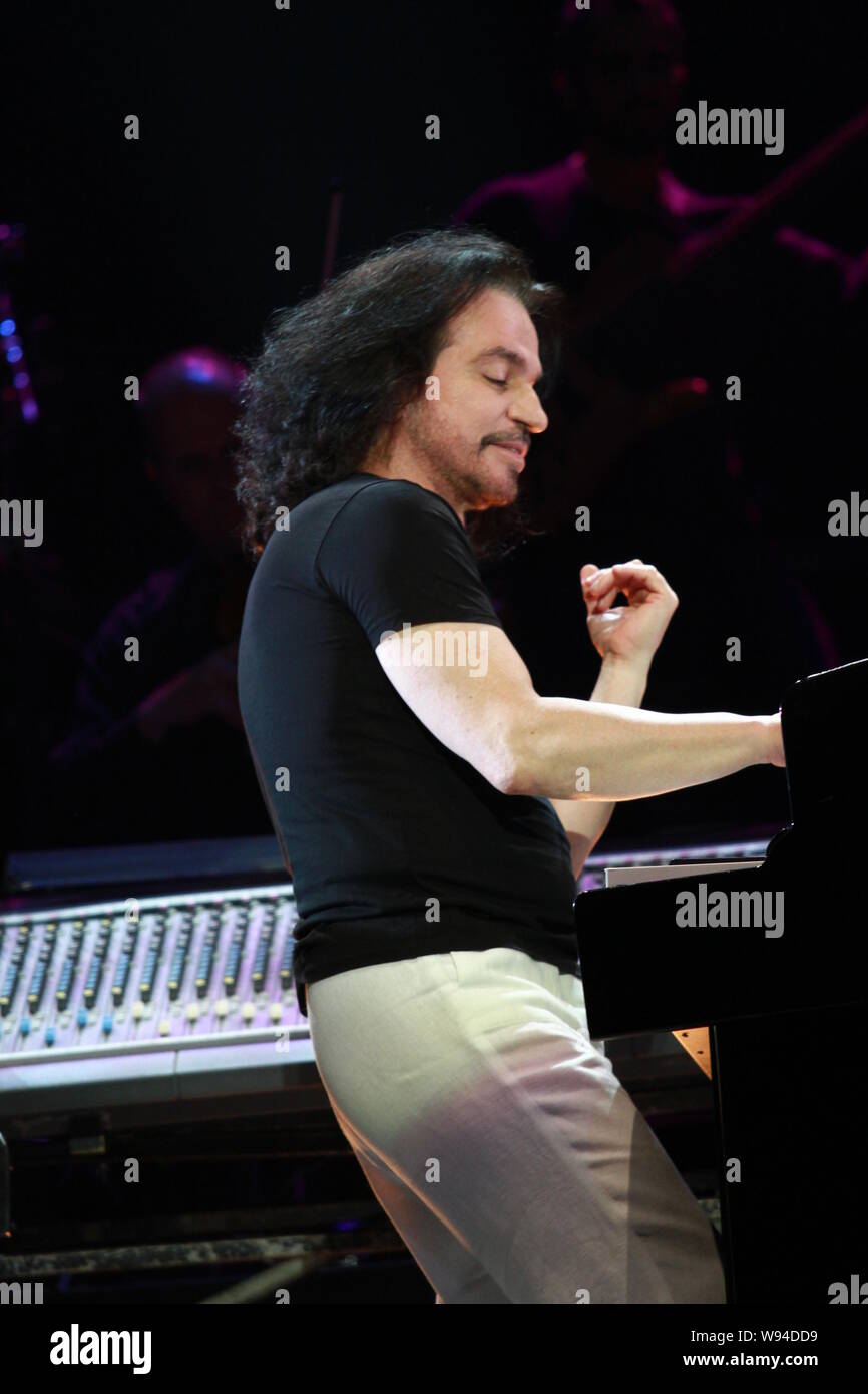 Yanni hi-res stock photography and images - Alamy
