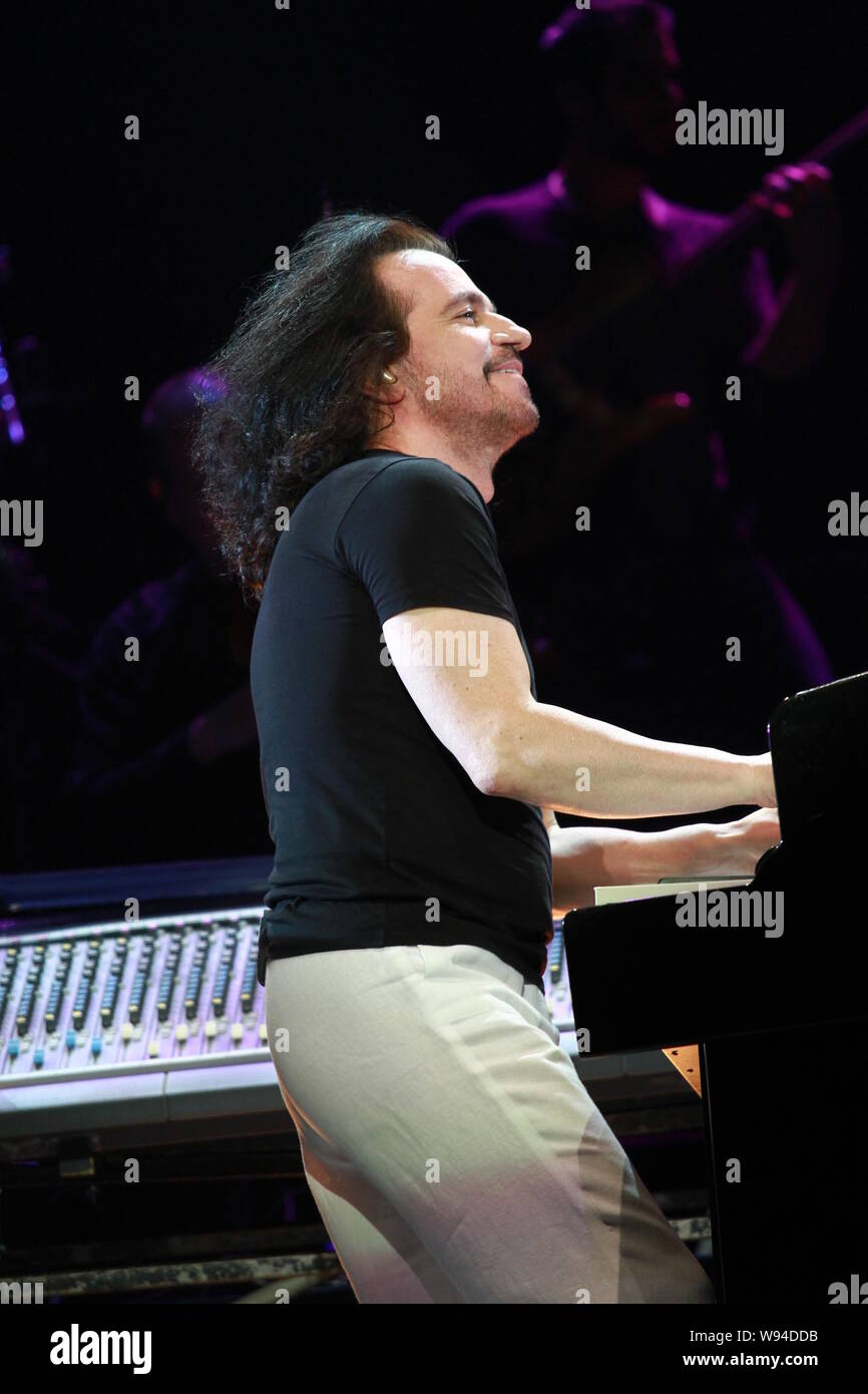 Yanni hi-res stock photography and images - Alamy