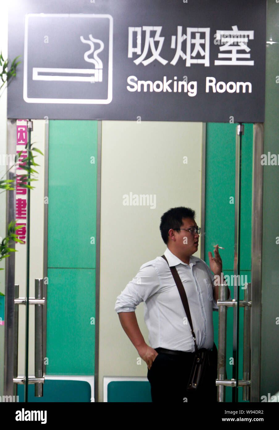 Bus smoking hi-res stock photography and images - Alamy