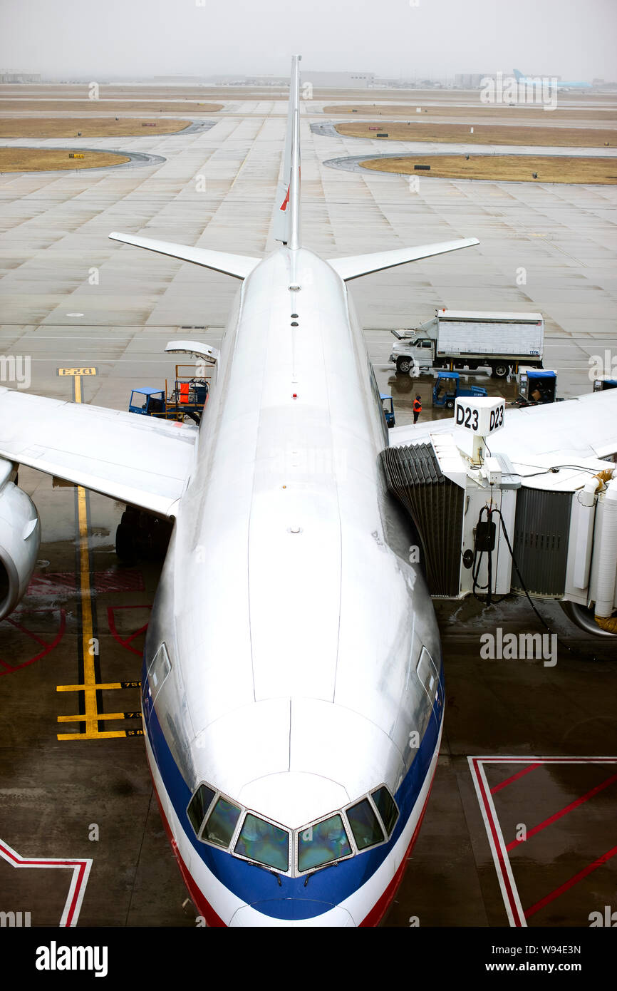 Airplane being loaded up on the tarmac before takeoff Stock Photo - Alamy
