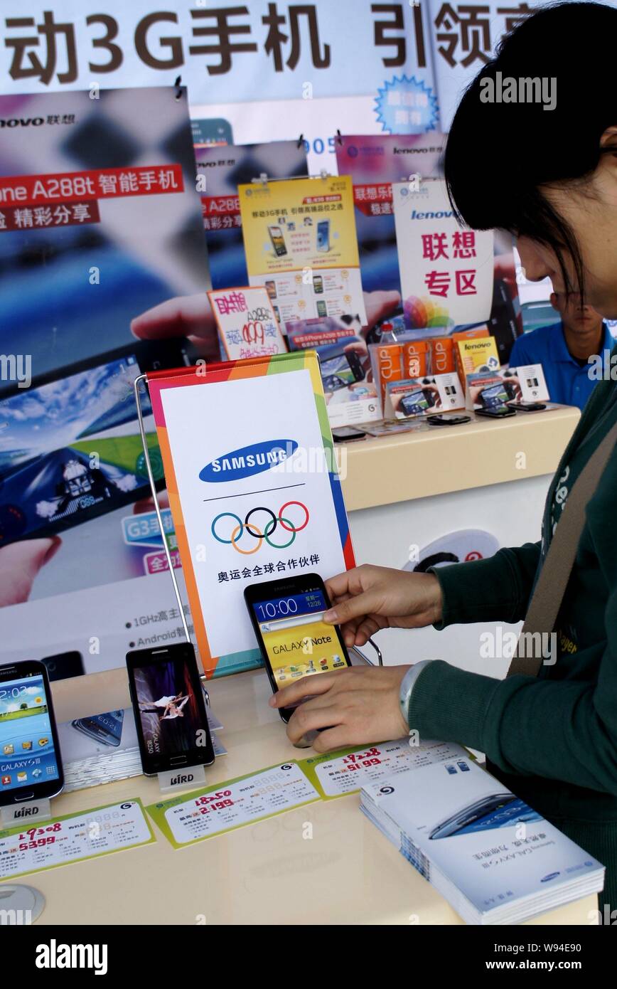 --FILE--A Chinese customer tries out a Samsung smartphone installed ...