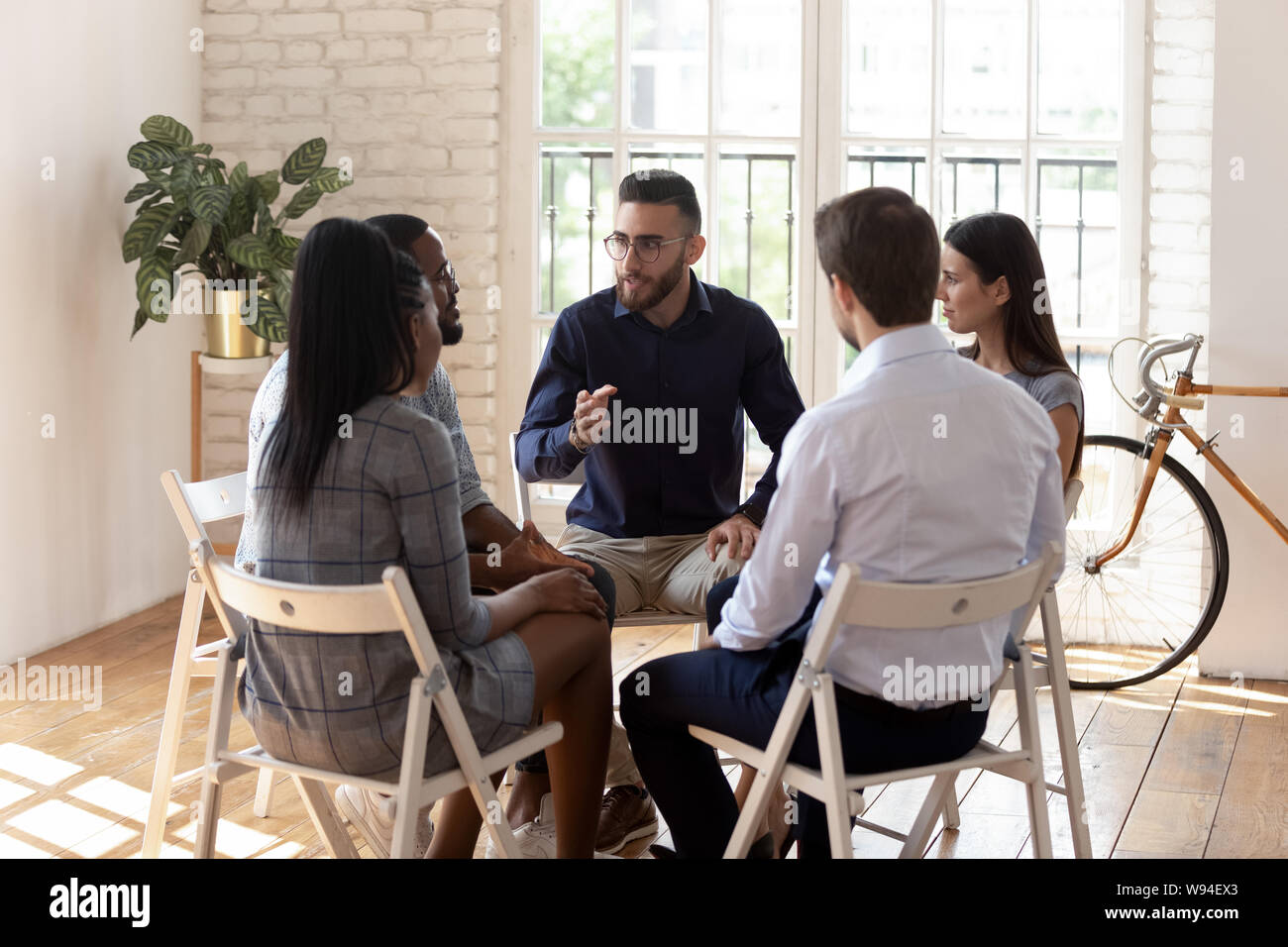 Conversation group therapist hi-res stock photography and images - Alamy