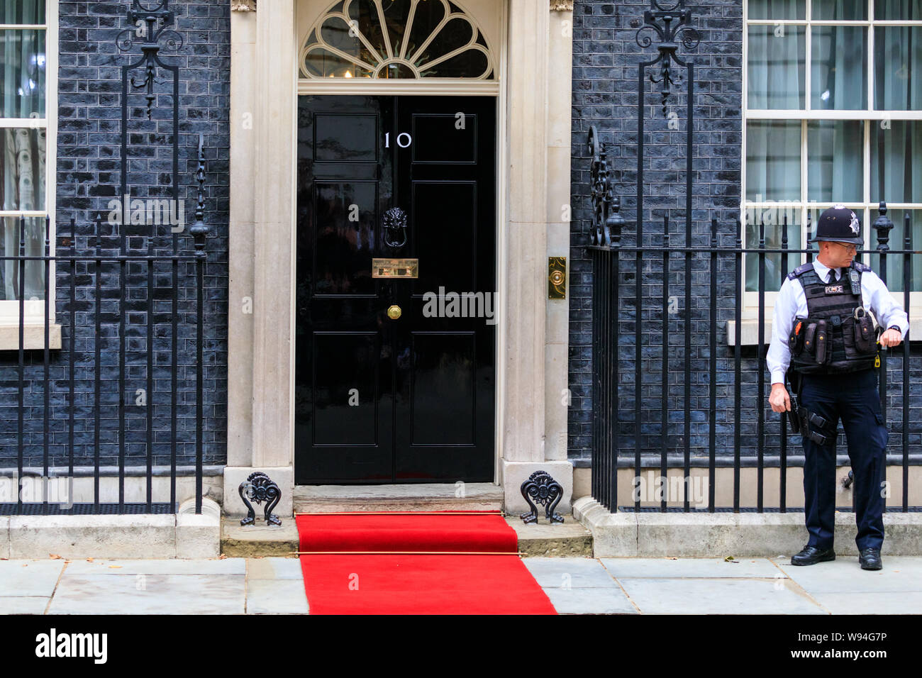 Installing red carpet hi-res stock photography and images - Alamy