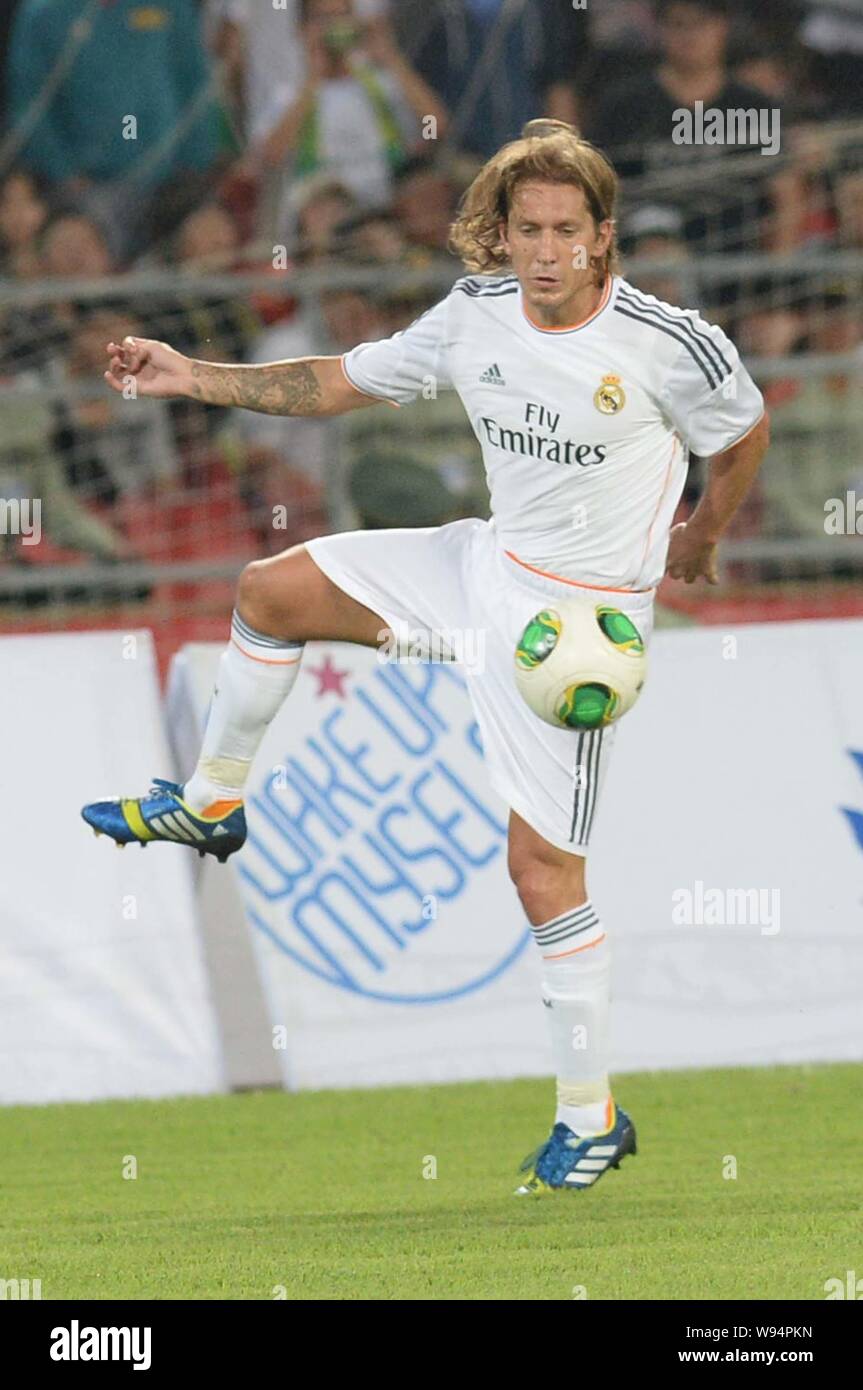 Spanish football star Michel Salgado of Real Madrid Leyendas dribbles ...