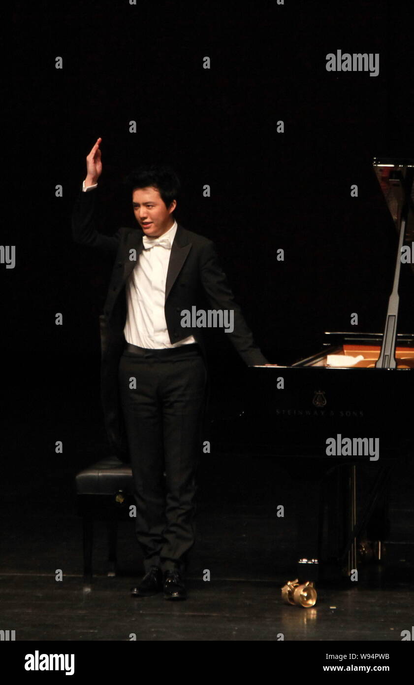 Pictured at a piano hi-res stock photography and images - Alamy