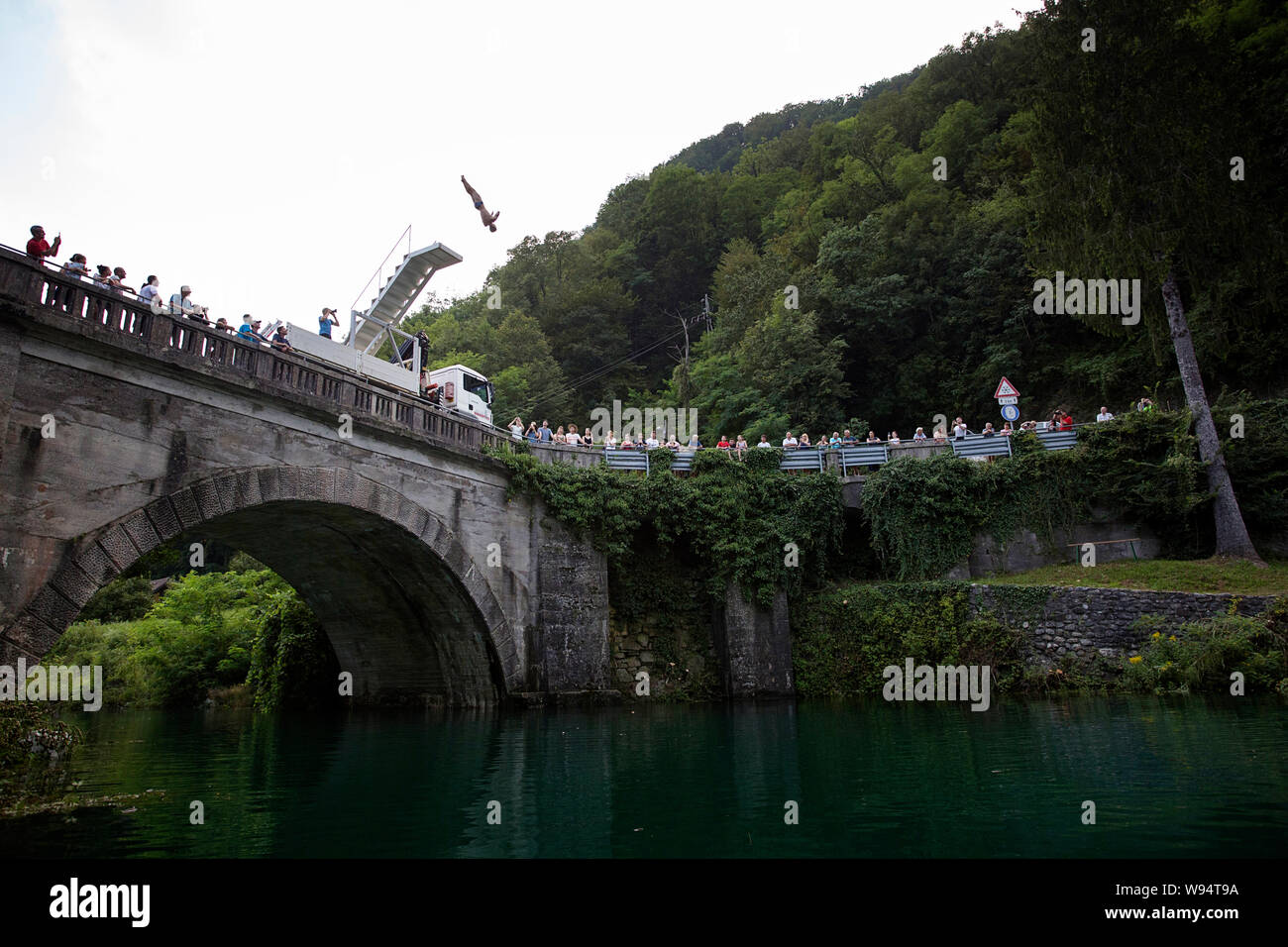 Bridge jumper hi-res stock photography and images - Alamy