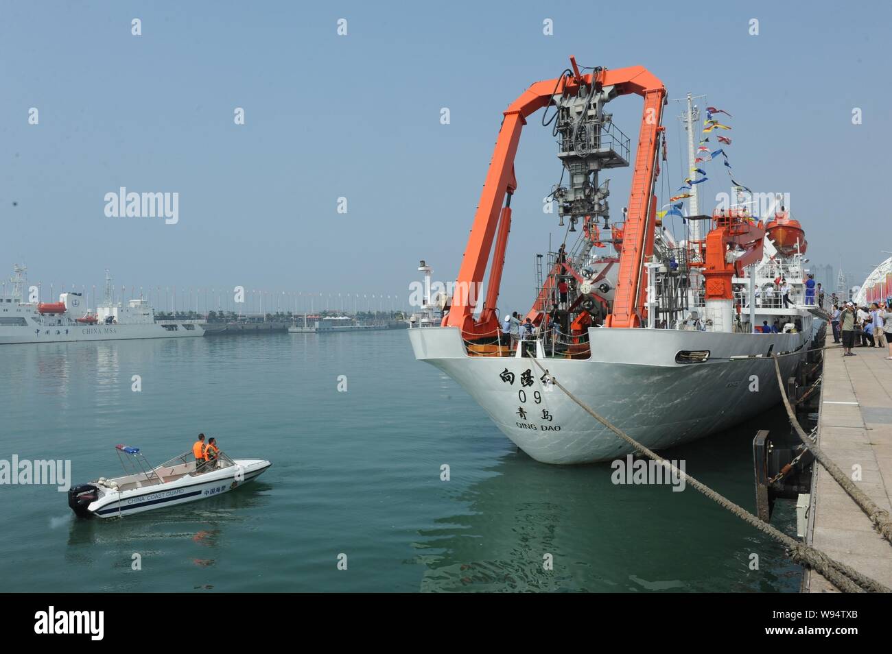 The oceanographic ship Xiangyanghong 09 carrying Chinese manned deep ...