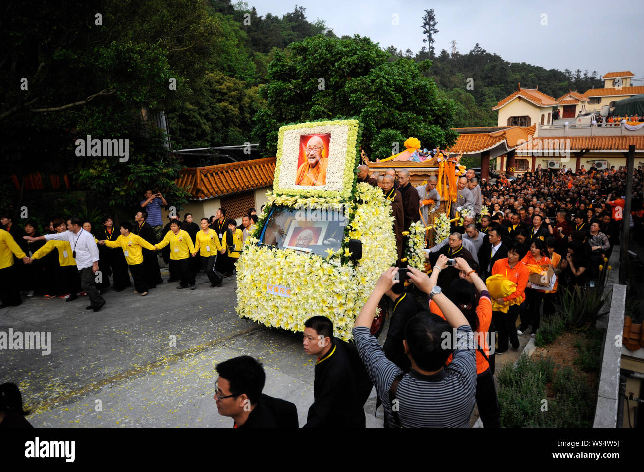 A crowd of Chinese monks and visitors attend a memorial service to ...