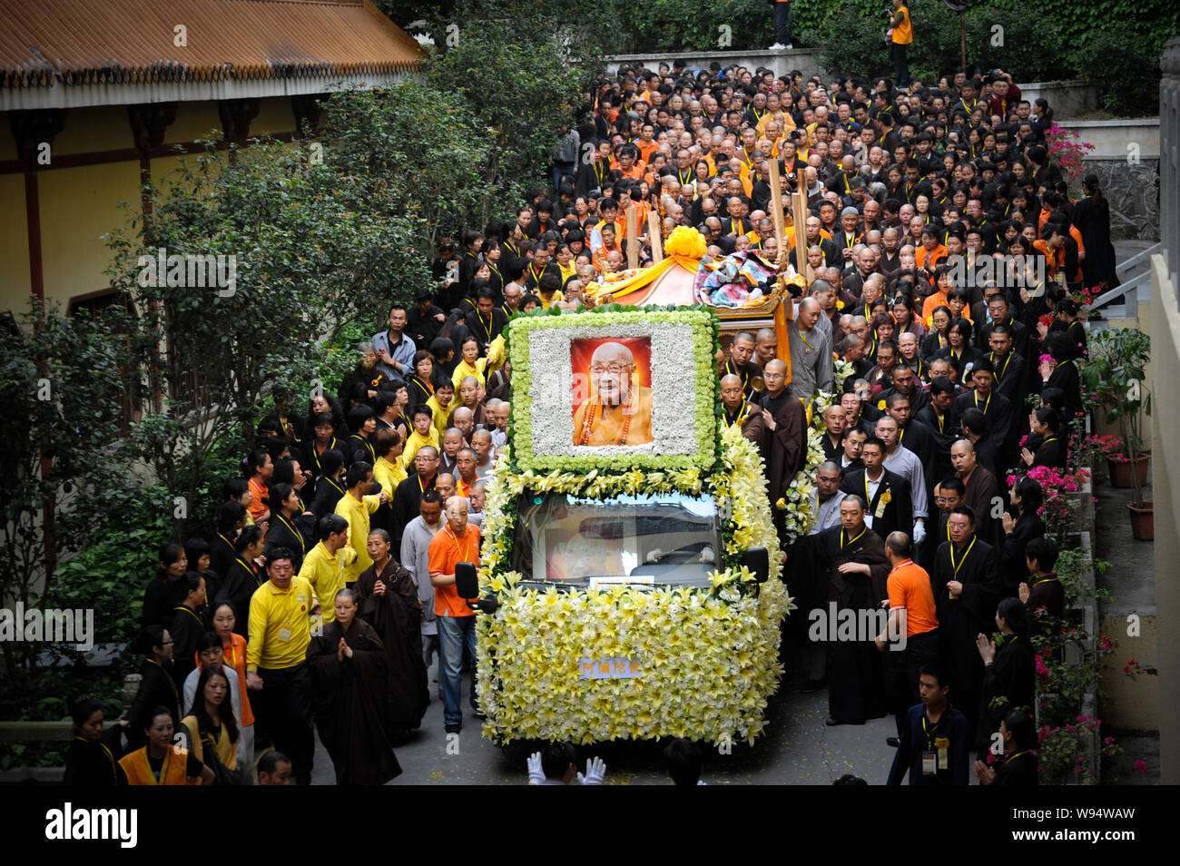 A crowd of Chinese monks and visitors attend a memorial service to ...
