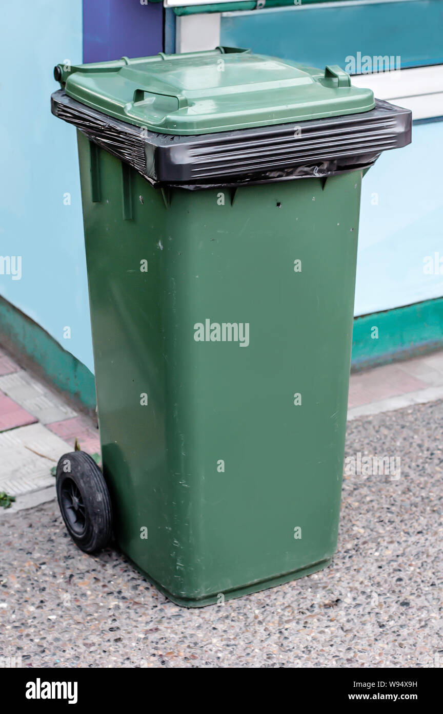 Green litter bin hi-res stock photography and images - Alamy