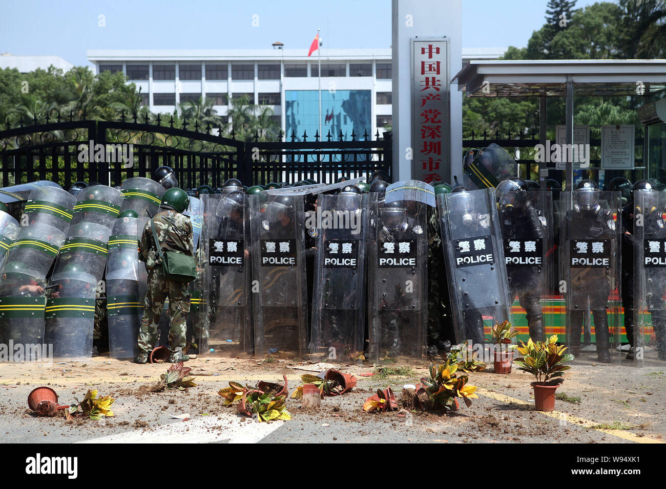 Anti riot shields hi-res stock photography and images - Alamy