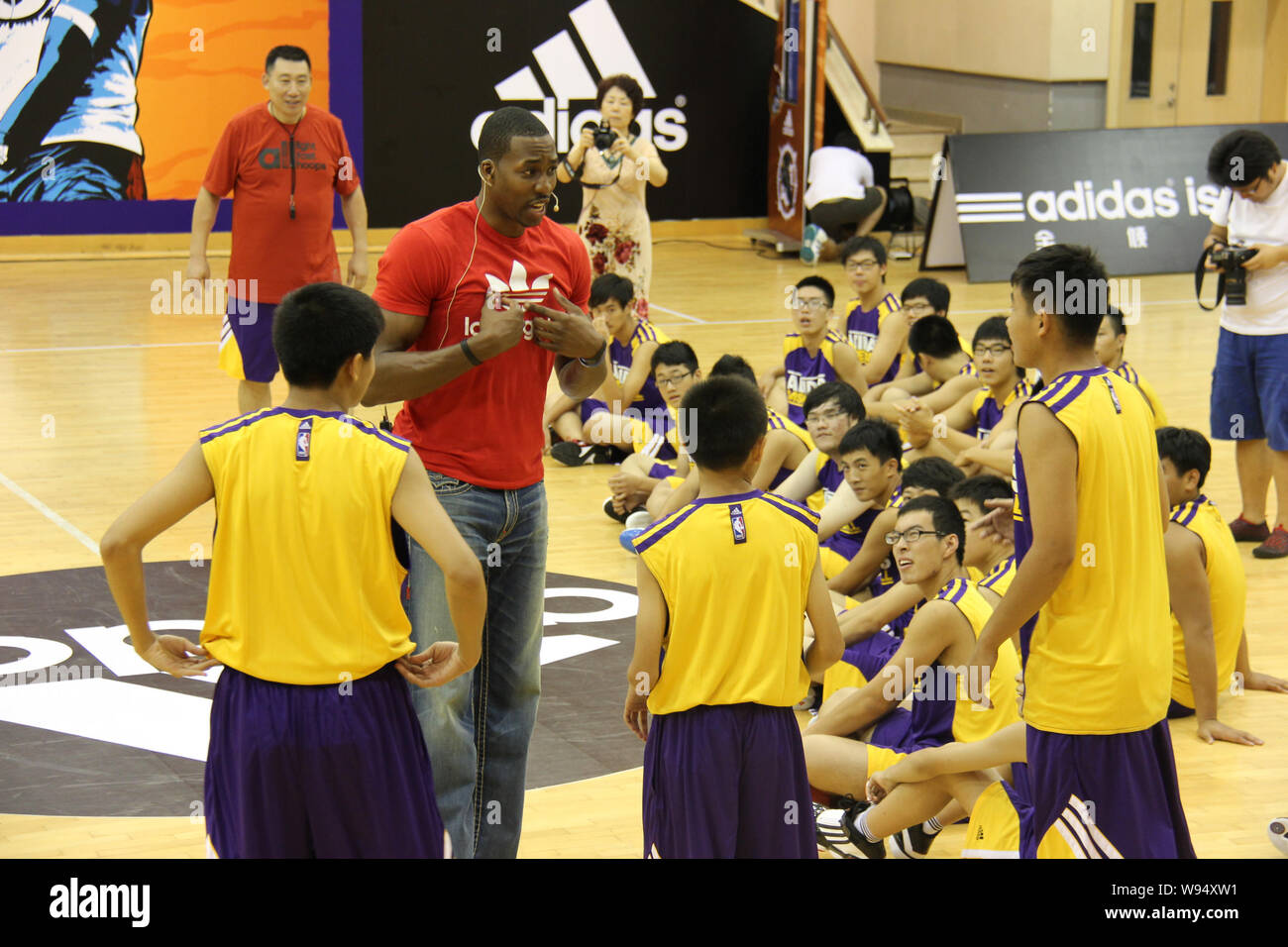 NBA superstar Dwight Howard gives a lesson to young Chinese basektball ...