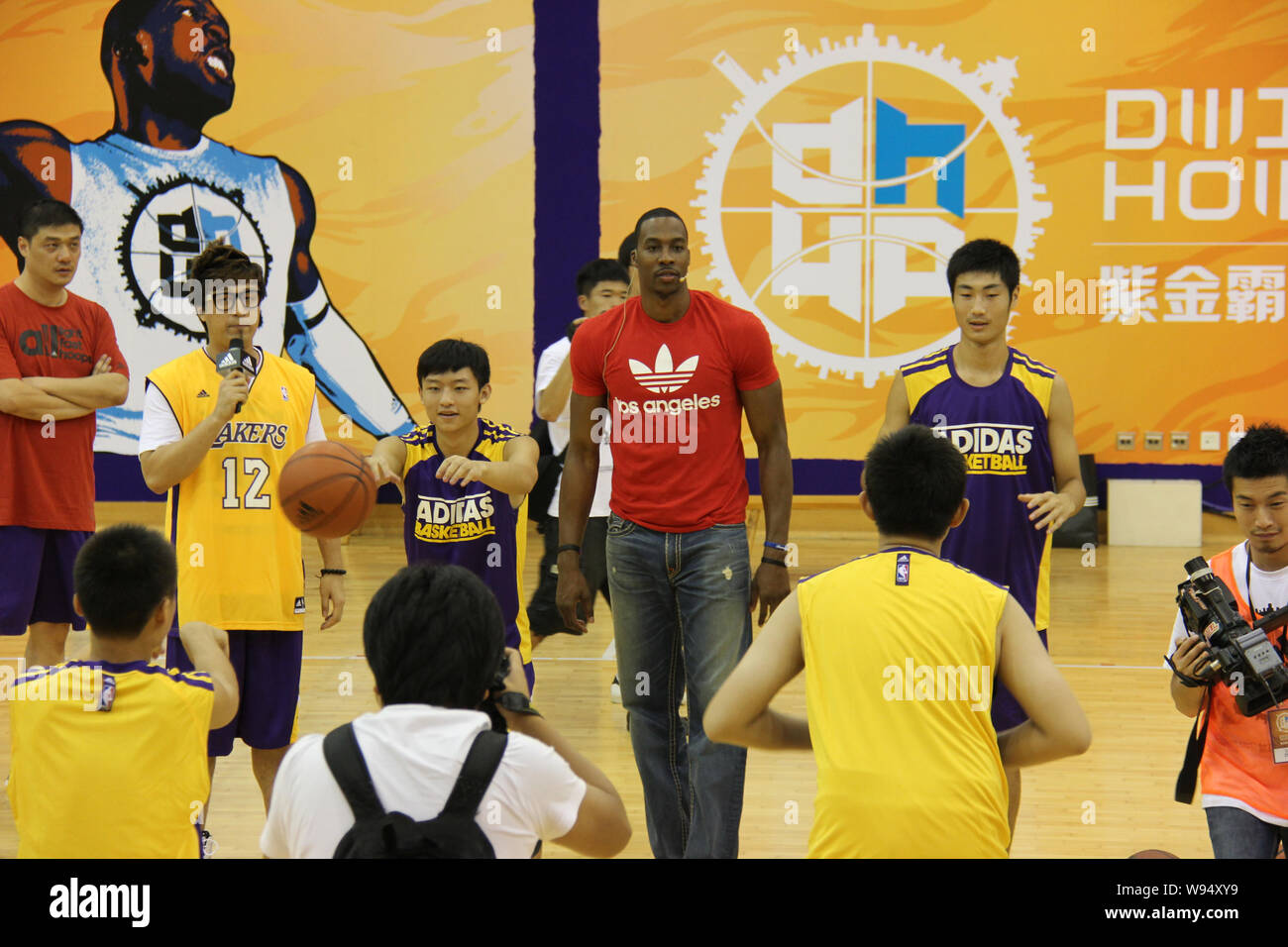 NBA superstar Dwight Howard gives a lesson to young Chinese basektball ...