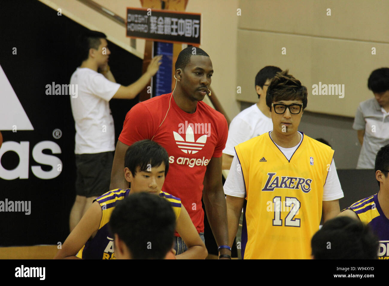 NBA superstar Dwight Howard gives a lesson to young Chinese basektball ...