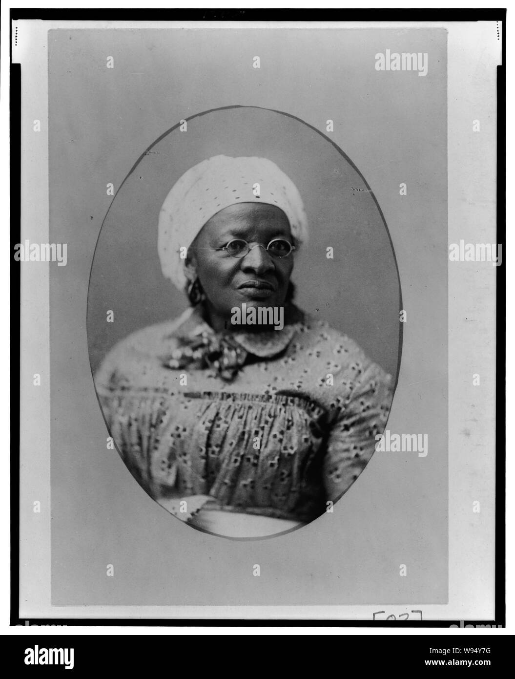 African American woman, head-and-shoulders portrait, facing slightly ...