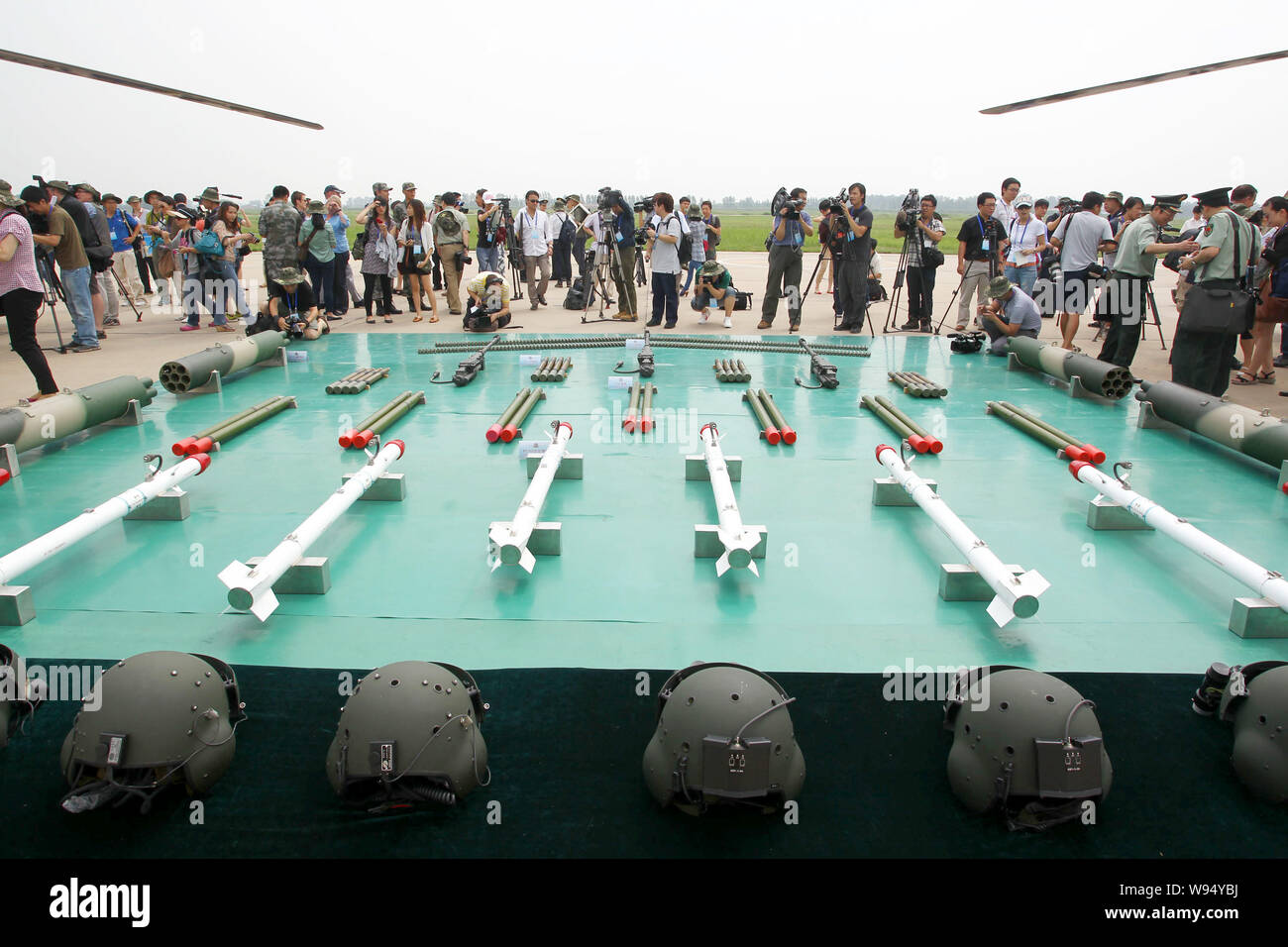 Heli attack hi-res stock photography and images - Alamy