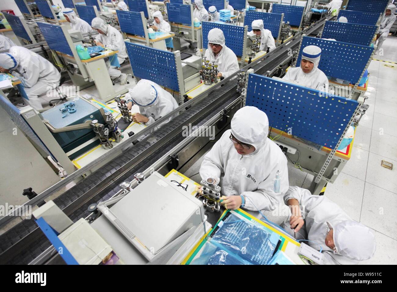 --File--Chinese workers assemble parts at a factory in Wuhan city ...