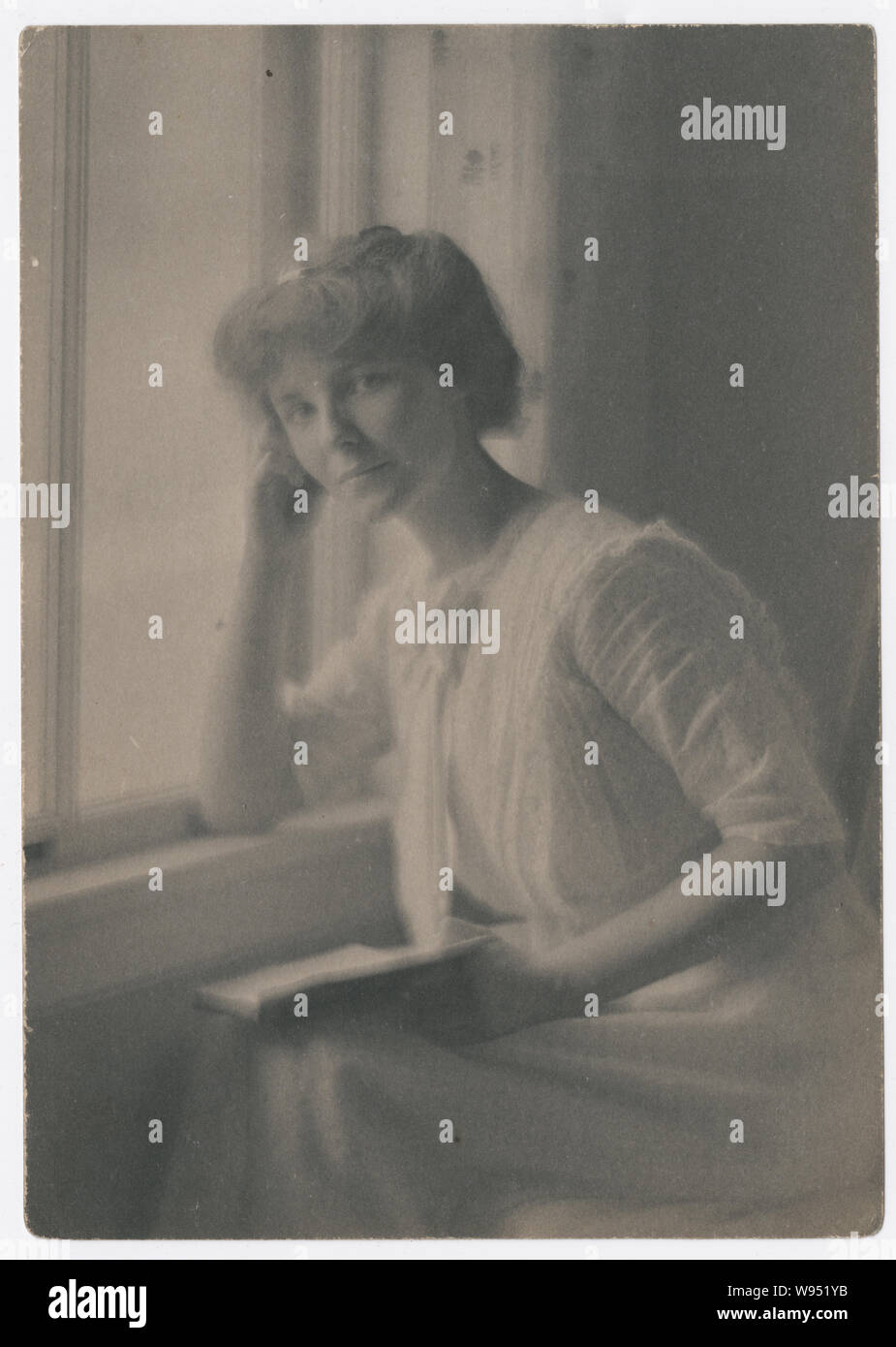 Agnes Rand Lee by a window with a book Stock Photo - Alamy