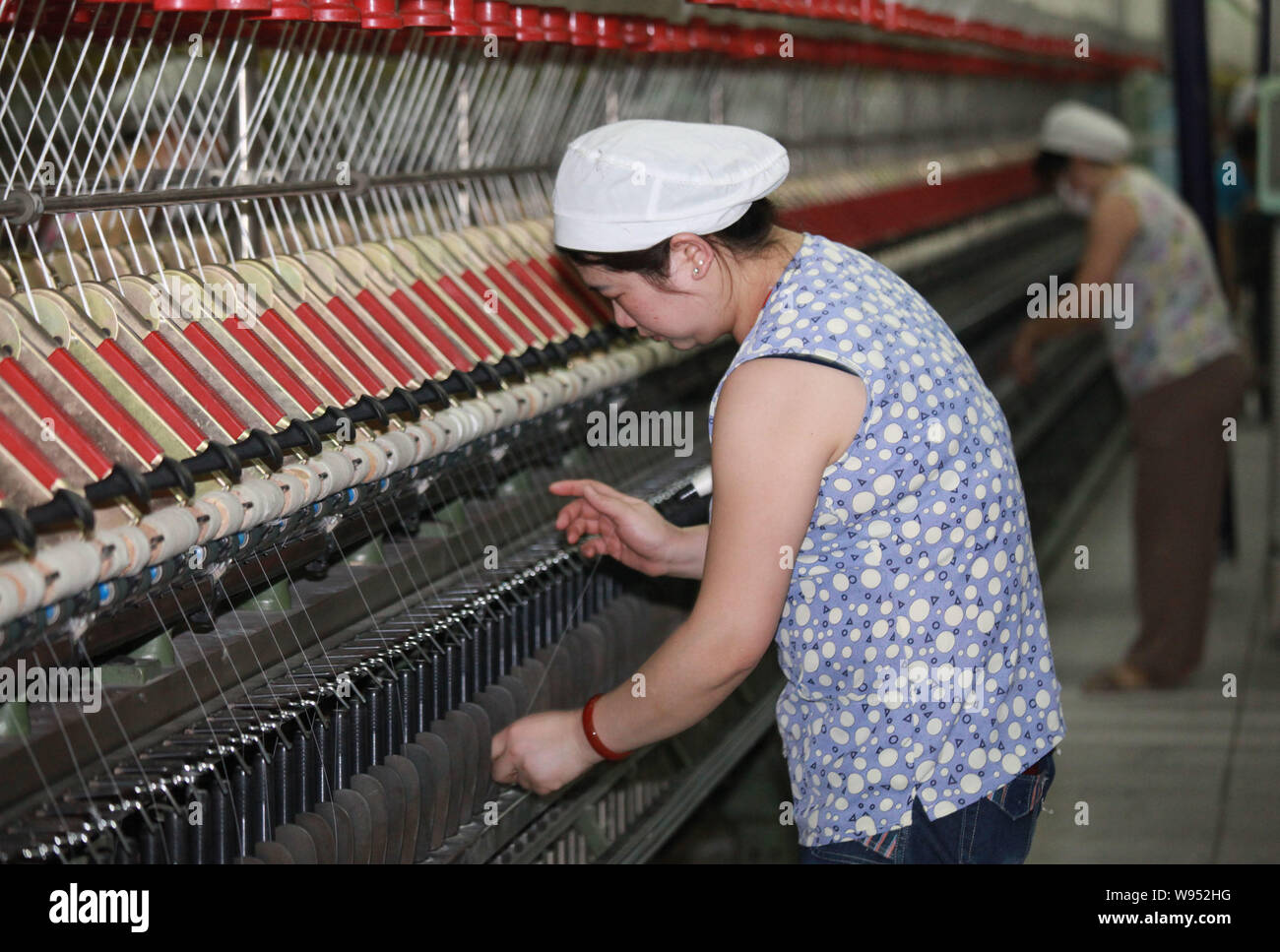 China factory workers 2012 hi-res stock photography and images - Alamy