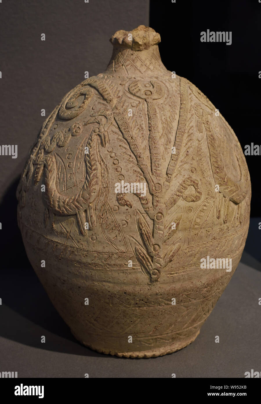 Medieval islamic pottery hi-res stock photography and images - Alamy