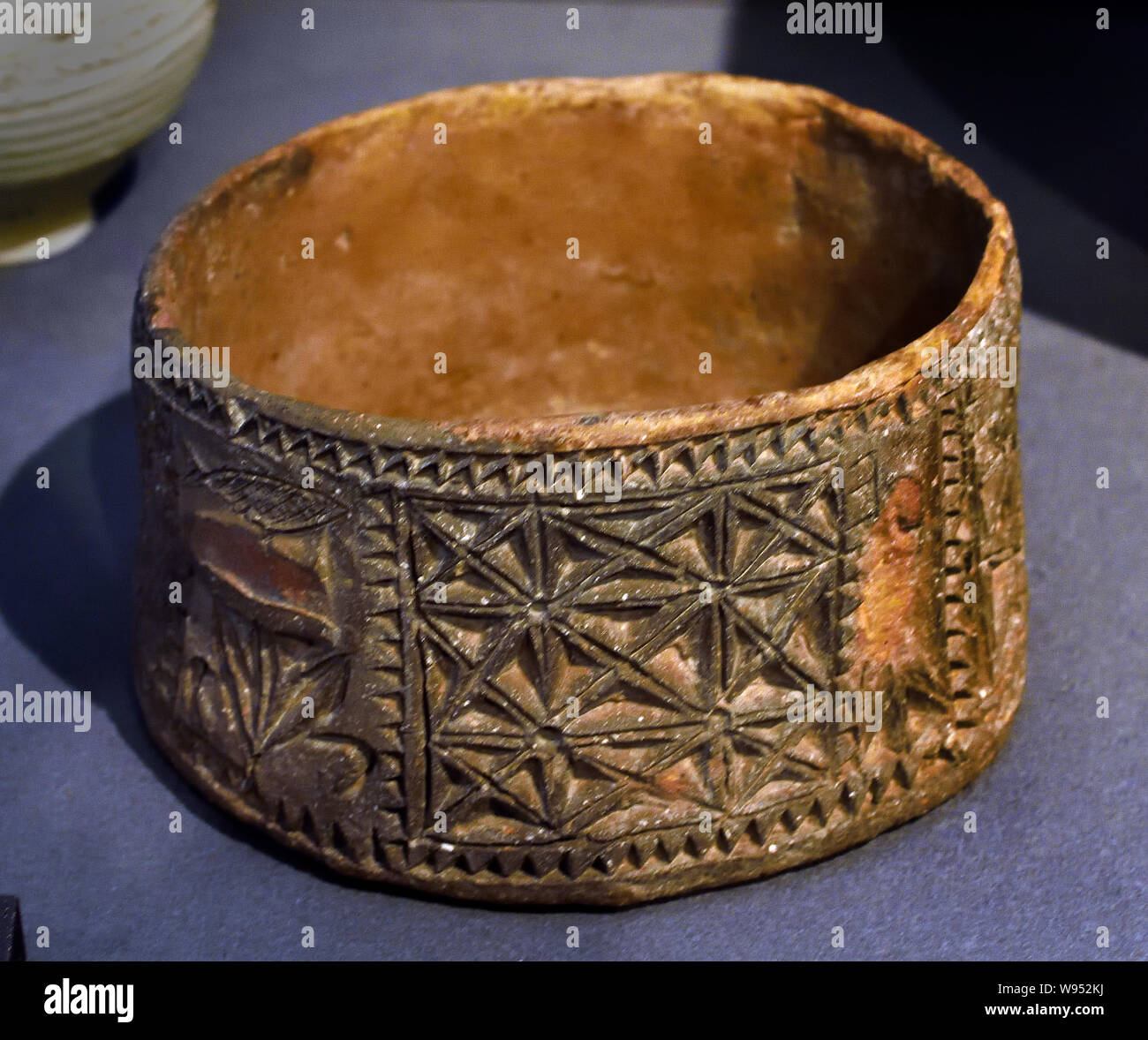 Bowl with geometric decoration late 7th - 9th century middle East Clay ...