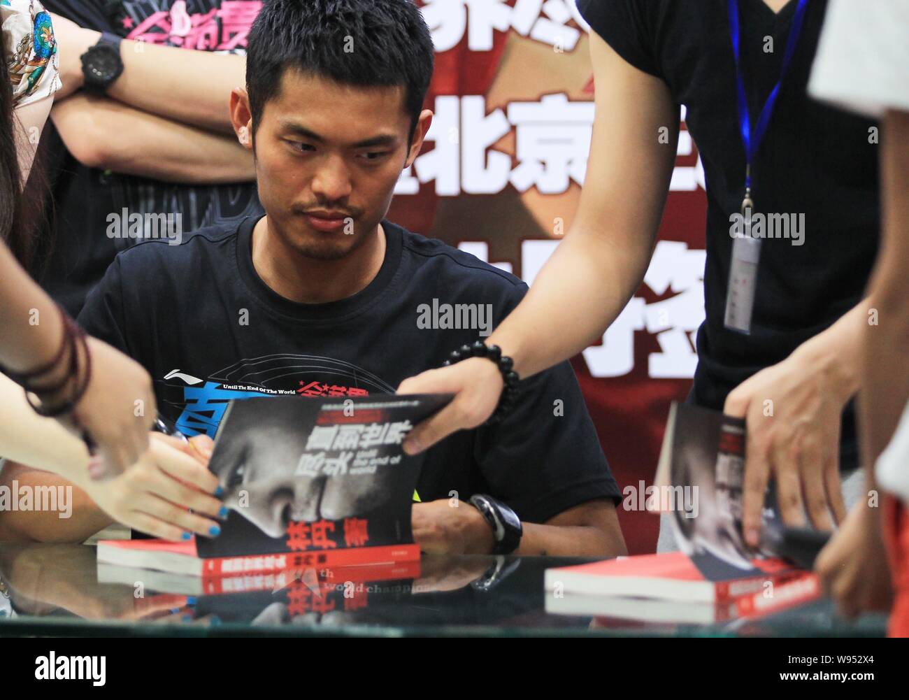 Chinese badminton world champion Lin Dan signs autograph for fans ...