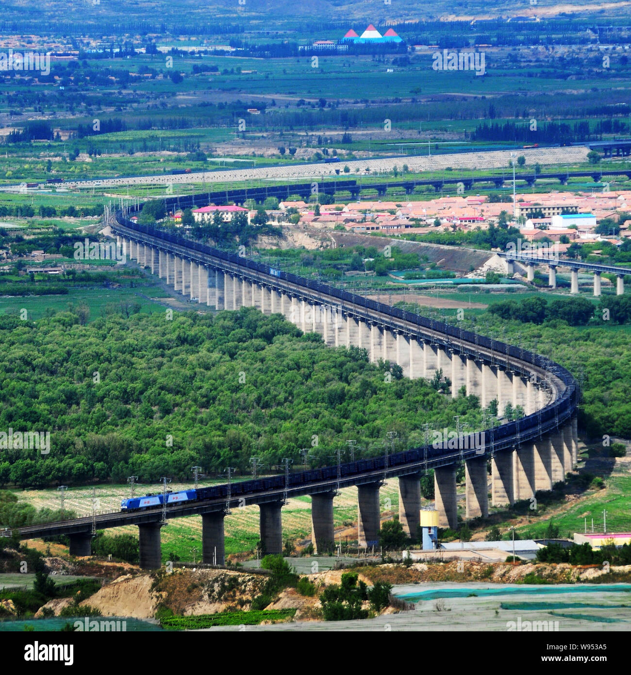 Daqin railway hi-res stock photography and images - Alamy