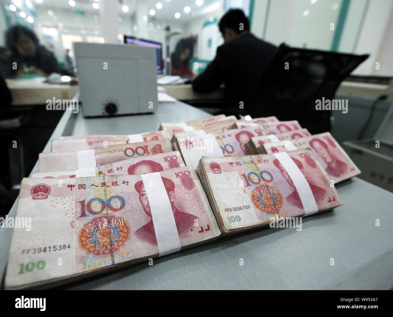 Yuan bills hi-res stock photography and images - Alamy