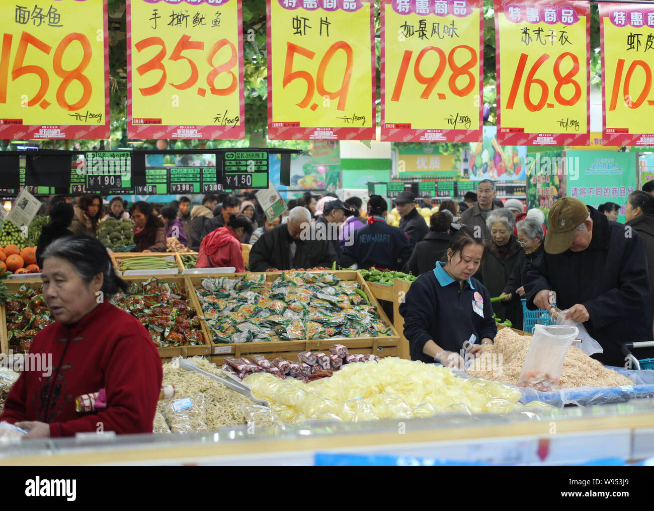 --FILE--Chinese customers are shopping at a supermarket in Qiqihar city ...