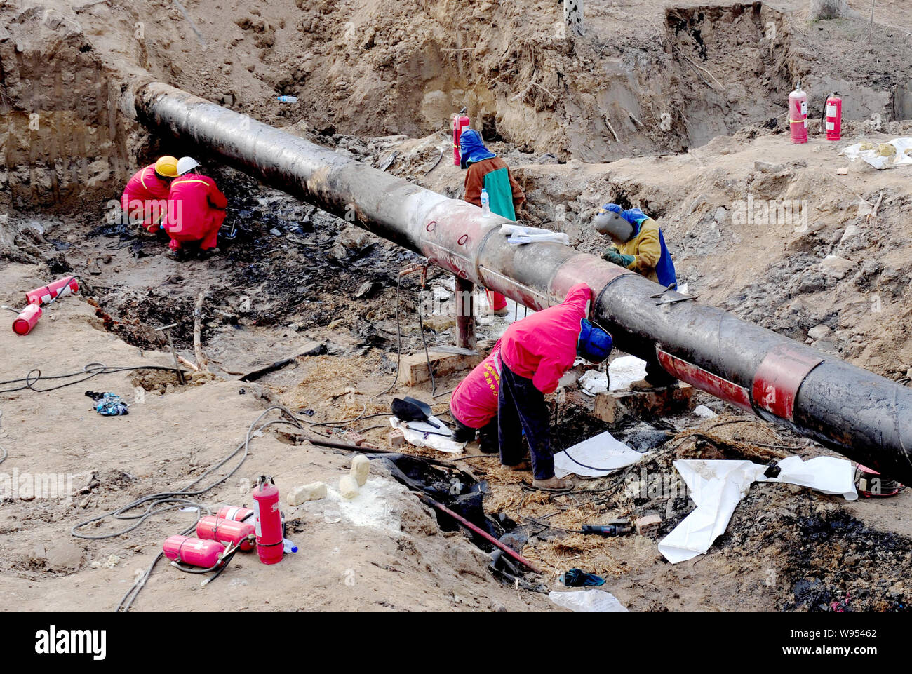 Crude petroleum pipe leak hi-res stock photography and images - Alamy