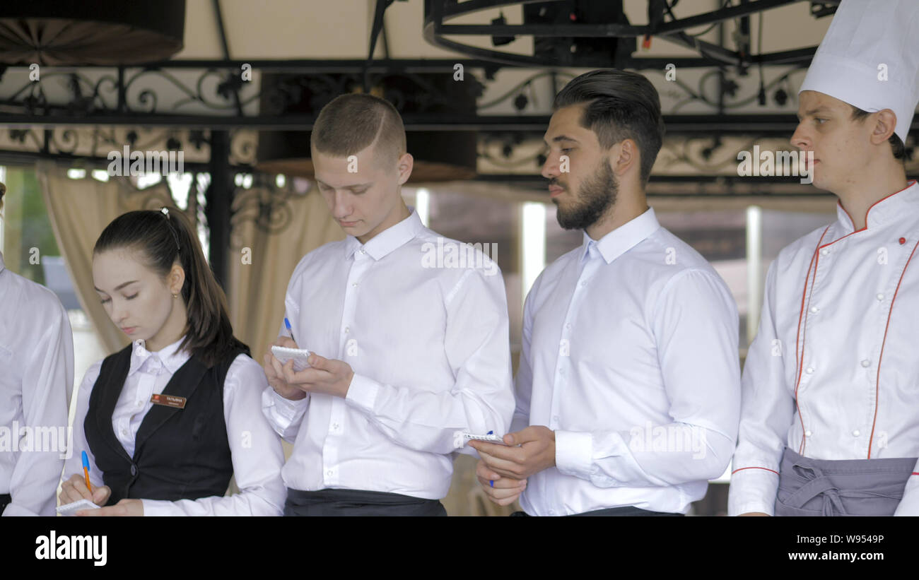 Female manager clipboard chef hi-res stock photography and images - Alamy