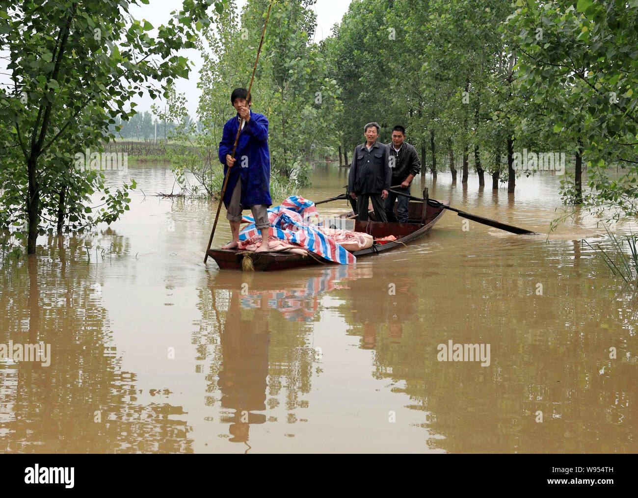 Row boat rain hi-res stock photography and images - Alamy
