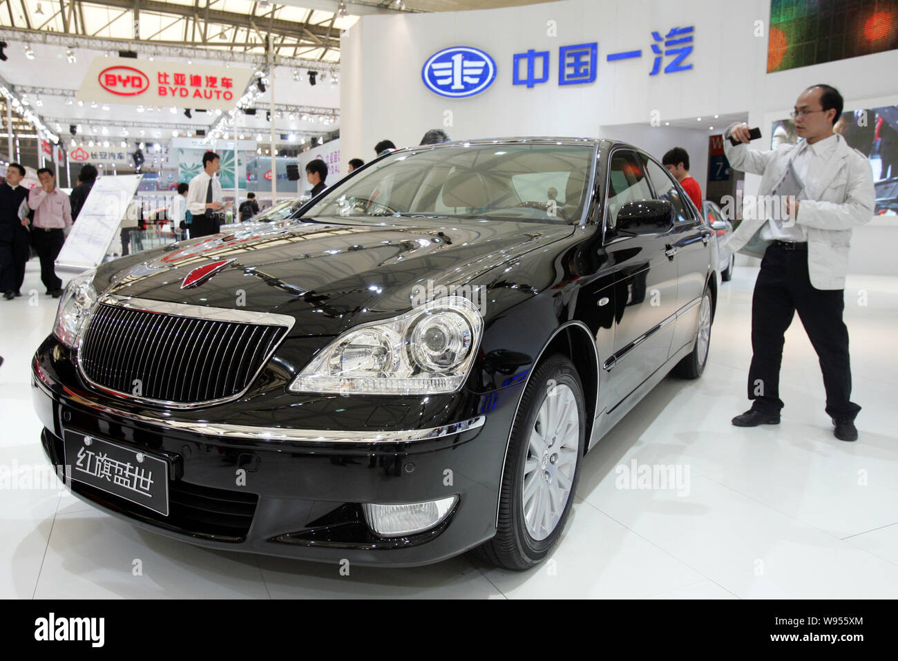 --FILE--Visitors look at a Hongqi (Red Flag) Shengshi of FAW, formerly ...