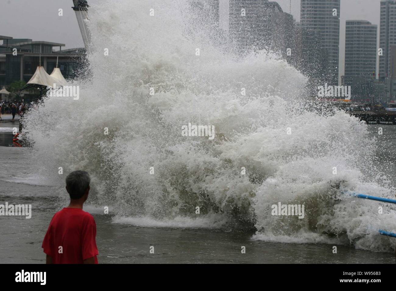 Hitting sea wall hi-res stock photography and images - Alamy