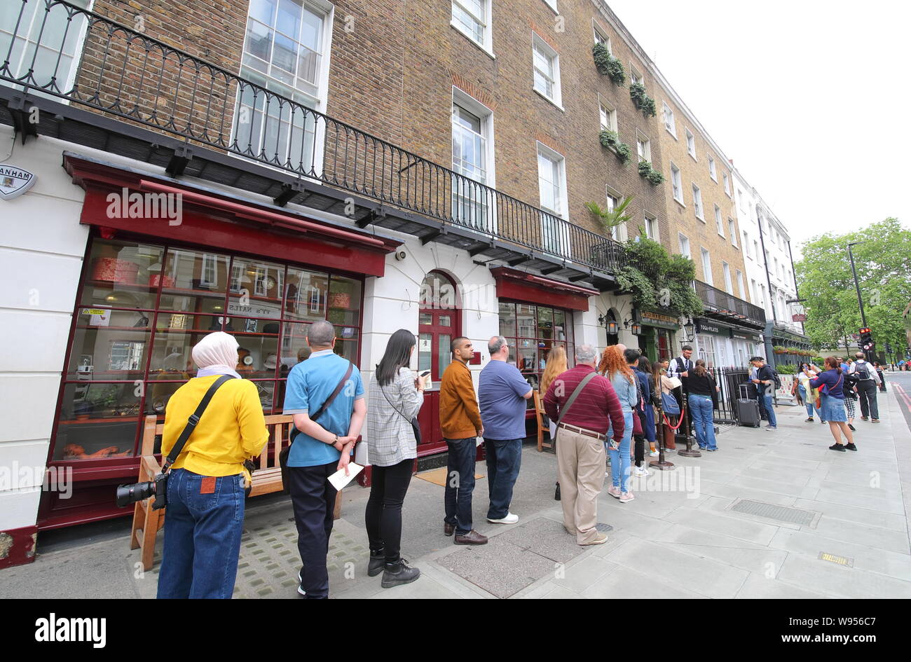 Sherlock holmes museum queue hi-res stock photography and images - Alamy