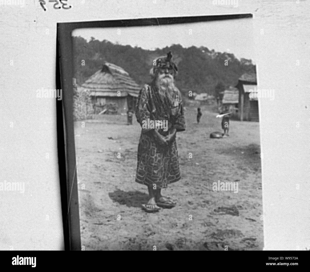 Chief in traditional attire Black and White Stock Photos & Images - Alamy