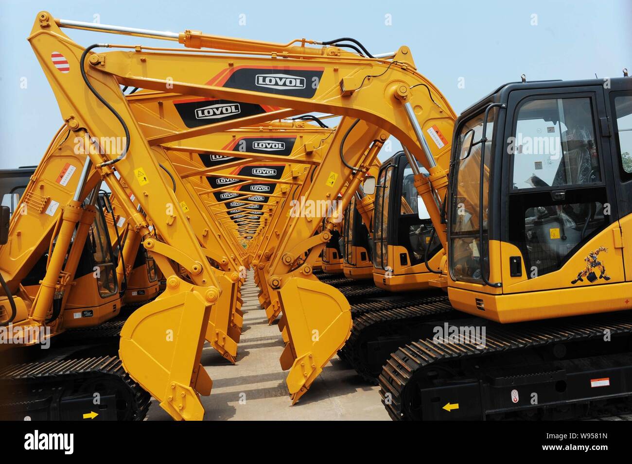 New excavators line up hi-res stock photography and images - Alamy