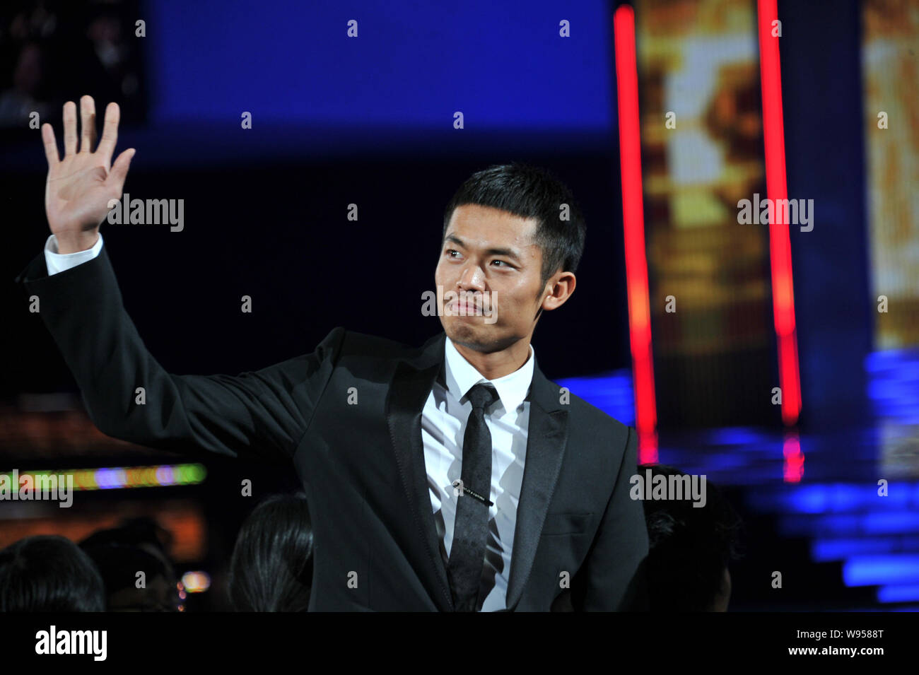 Chinese badminton player Lin Dan waves at the 2011 CCTV Sports ...