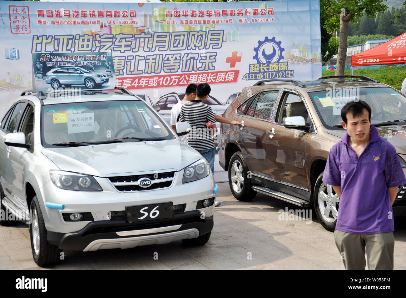 --FILE--Visitors look at BYD S6 SUVs during an auto show in Qingdao city, east Chinas Shandong ...