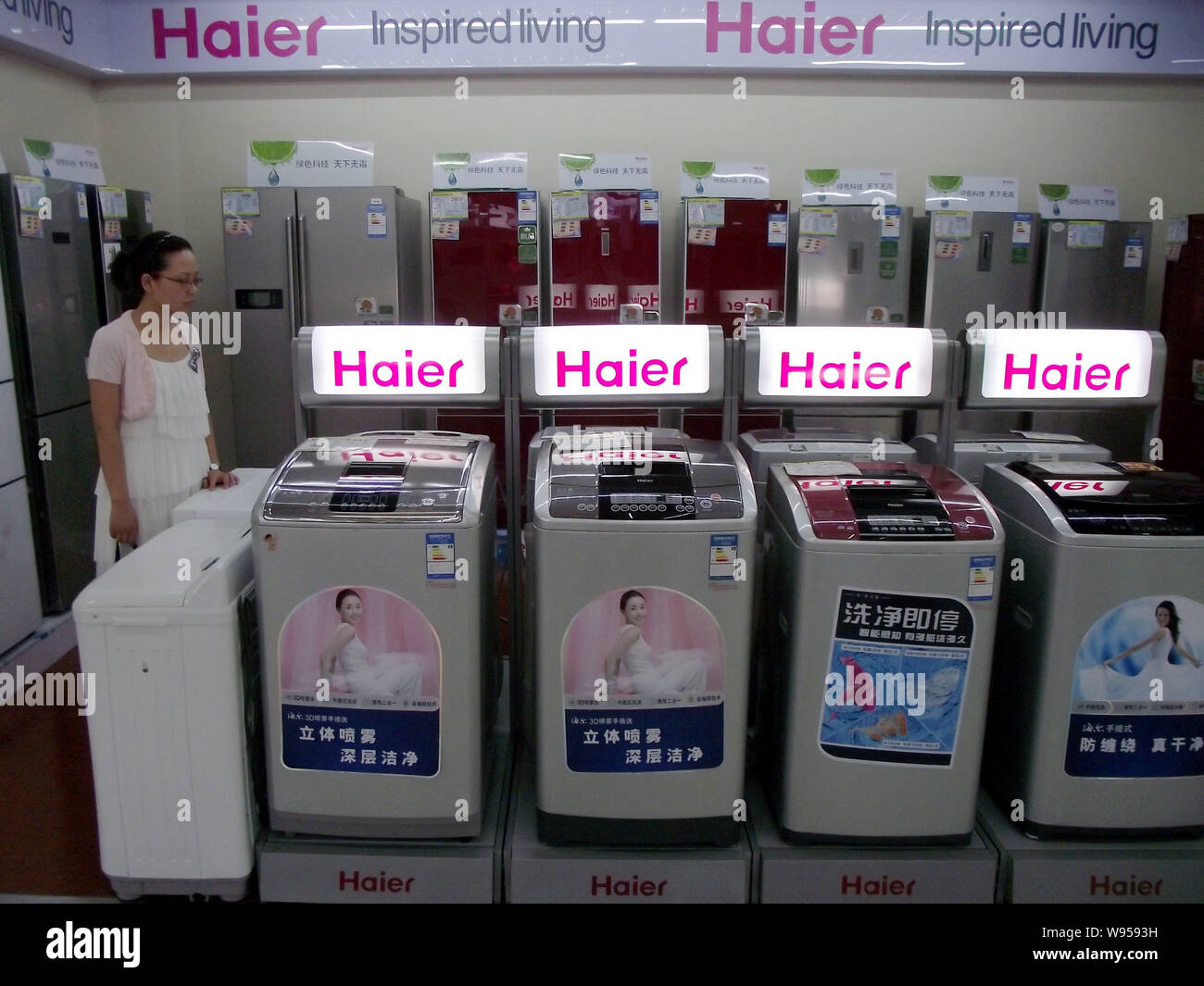 Haier washing machine hi-res stock photography and images - Alamy