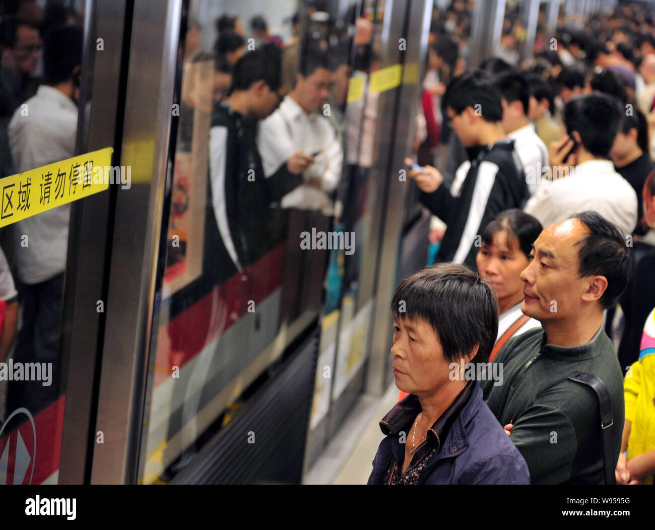 Chinese crowd nanjing train station hi-res stock photography and images ...