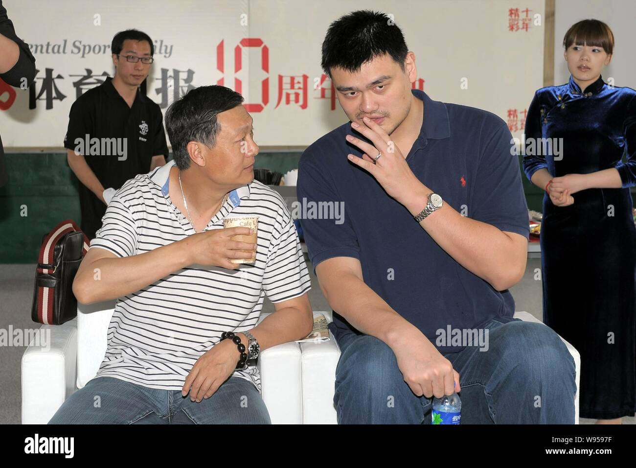 Pictured here yao ming hi-res stock photography and images - Alamy