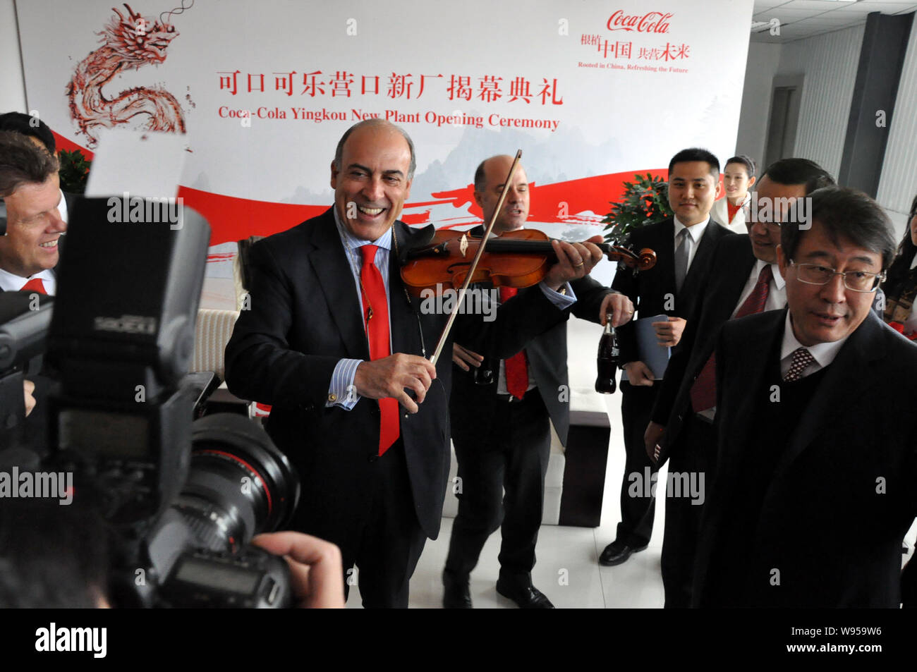 Muhtar Kent, center, Chairman and CEO of The Coca-Cola Company, plays ...