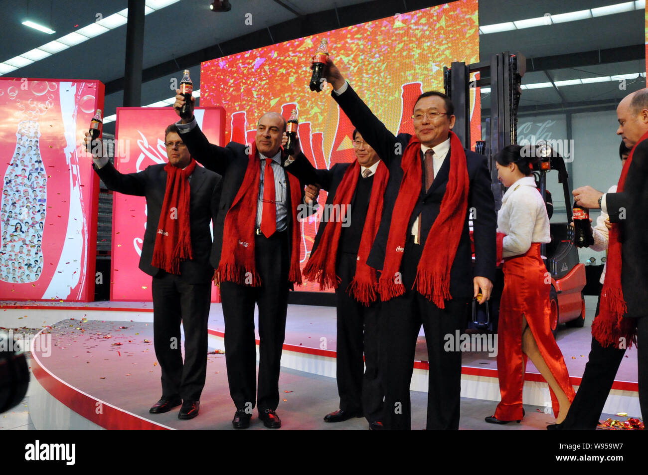 Muhtar Kent, second left, Chairman and CEO of The Coca-Cola Company ...