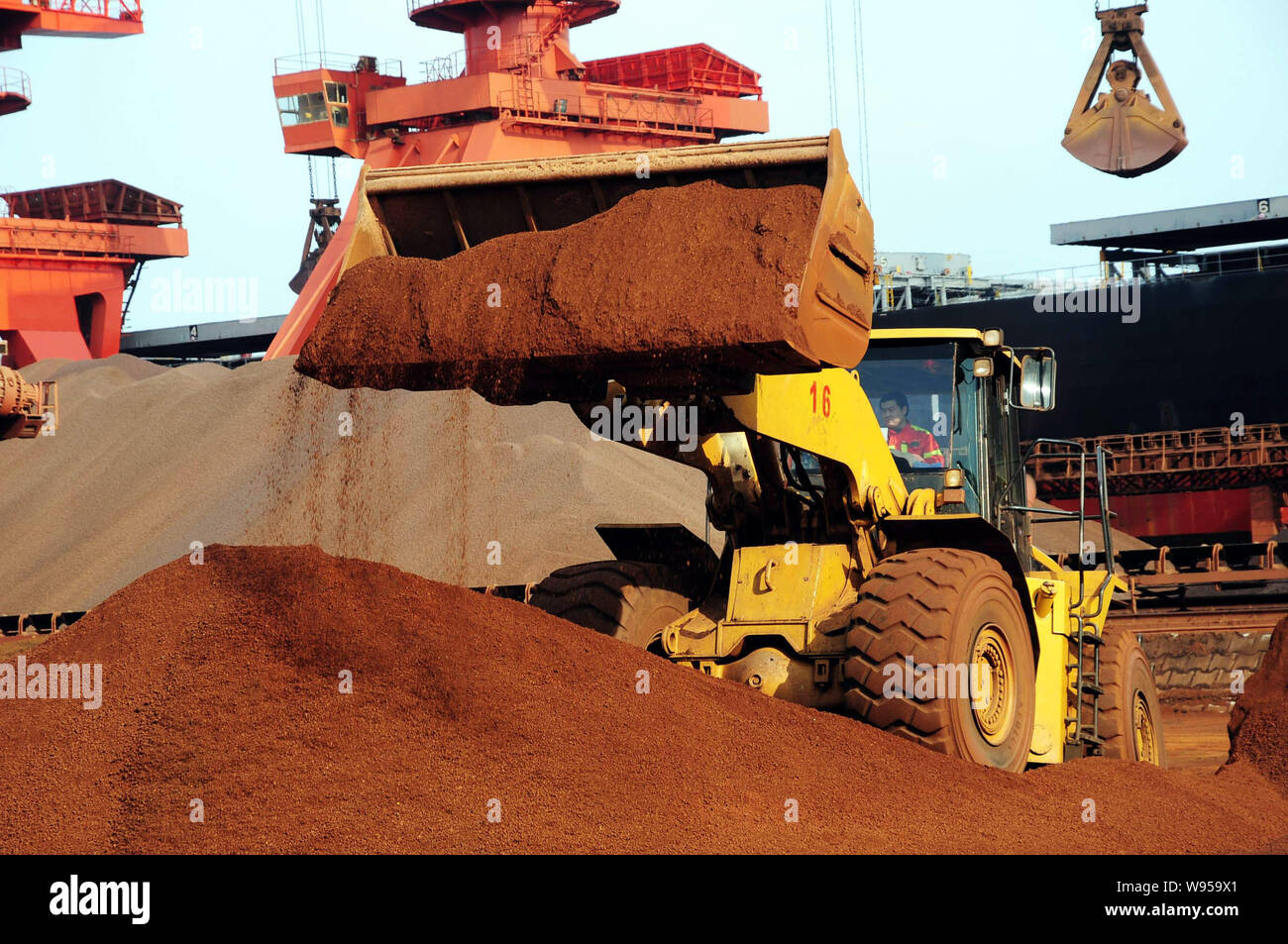 Ore shipping loader hi-res stock photography and images - Alamy