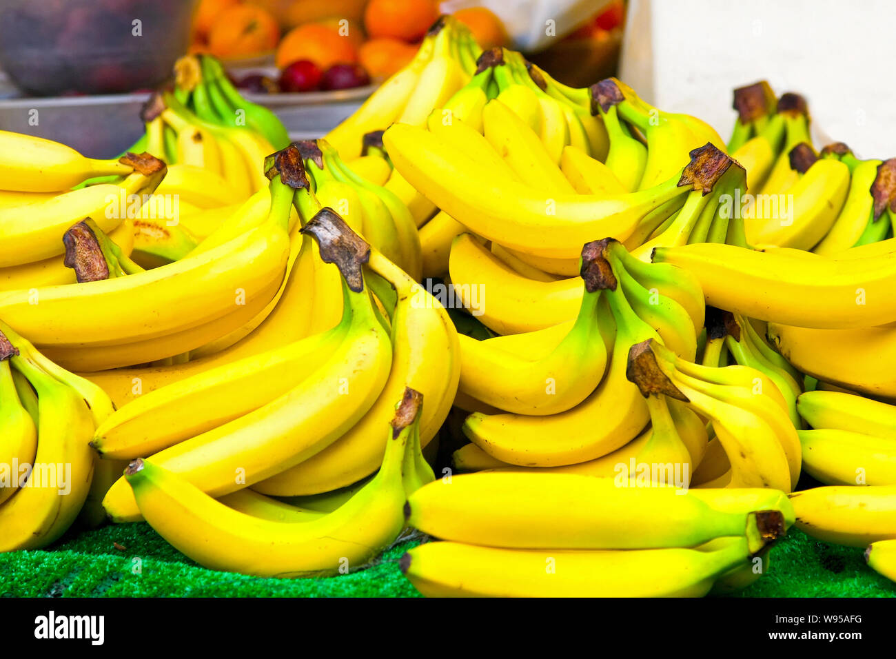 Fresh pile of ripe bananas on a market Stock Photo - Alamy