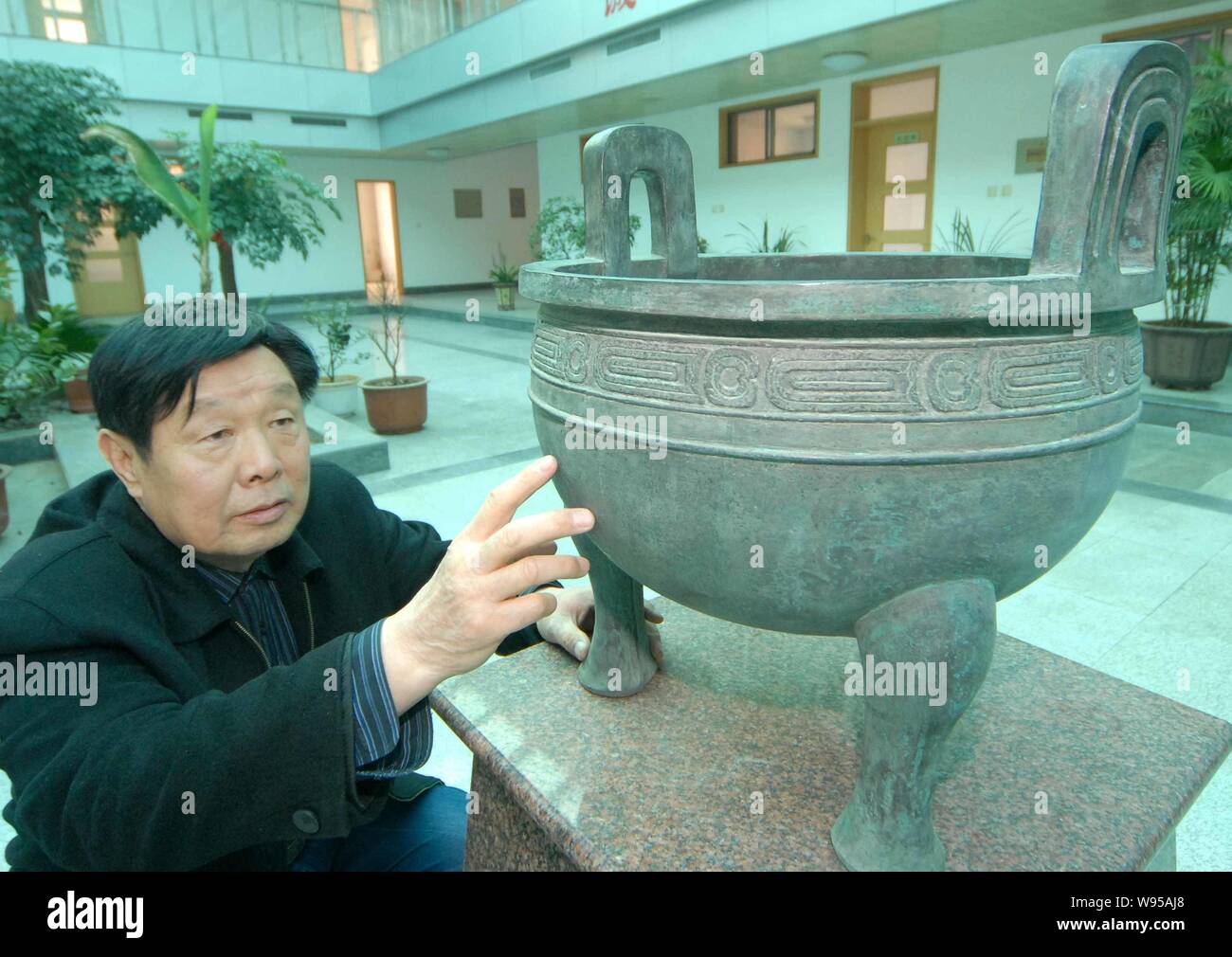 Bronze mao gong ding hi-res stock photography and images - Alamy