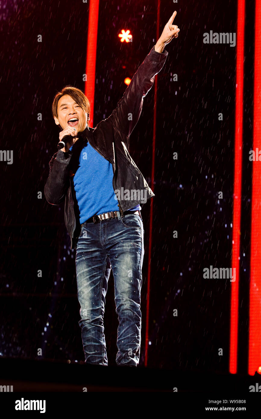 Chinese descendant-America singer David Zee Tao sings at the Voice of ...