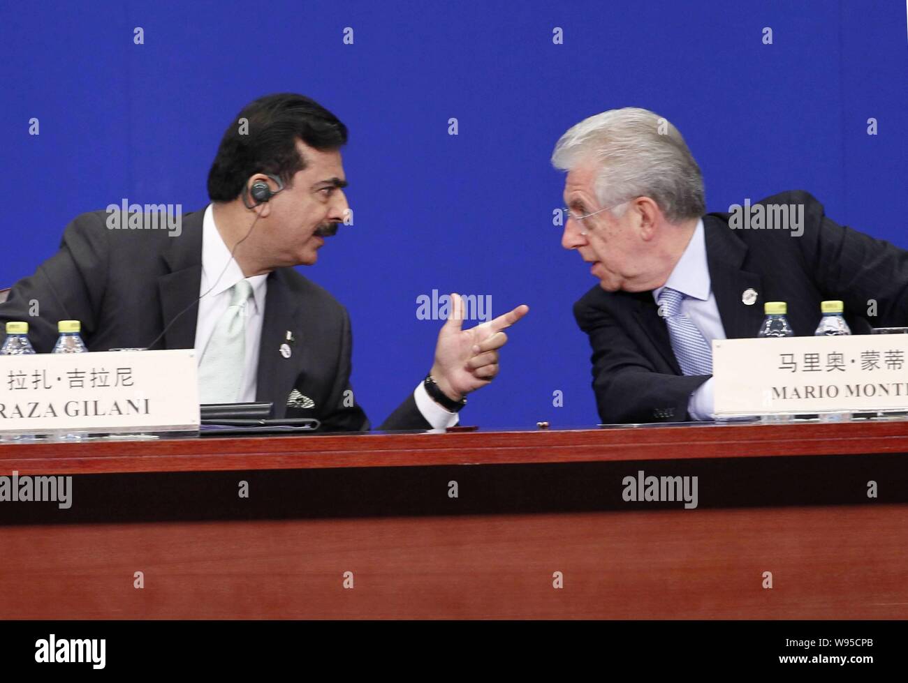 Prime Minister of Pakistan Syed Yousuf Raza Gilani (L) talks with ...